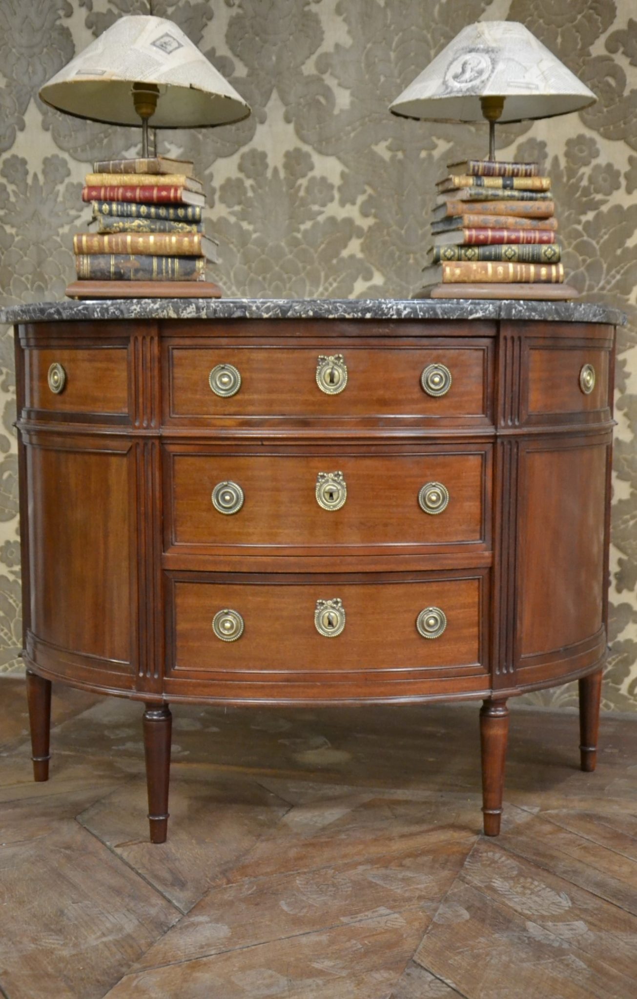 Commode demi-lune de style Louis XVI en acajou - Rennes Antiquités