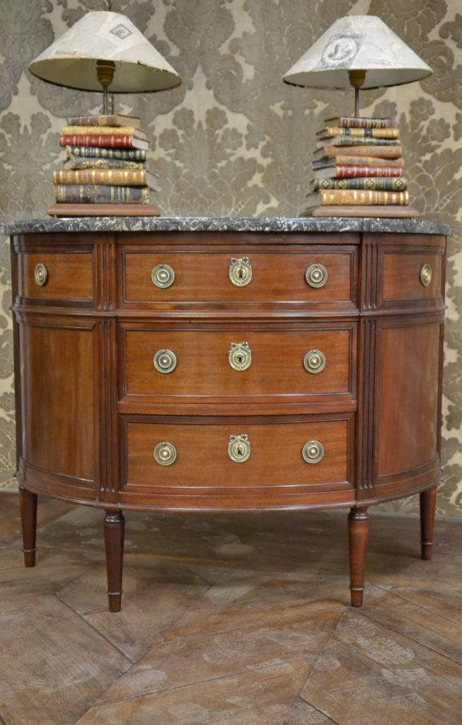 Commode demi-lune de style Louis XVI en acajou - Rennes Antiquités
