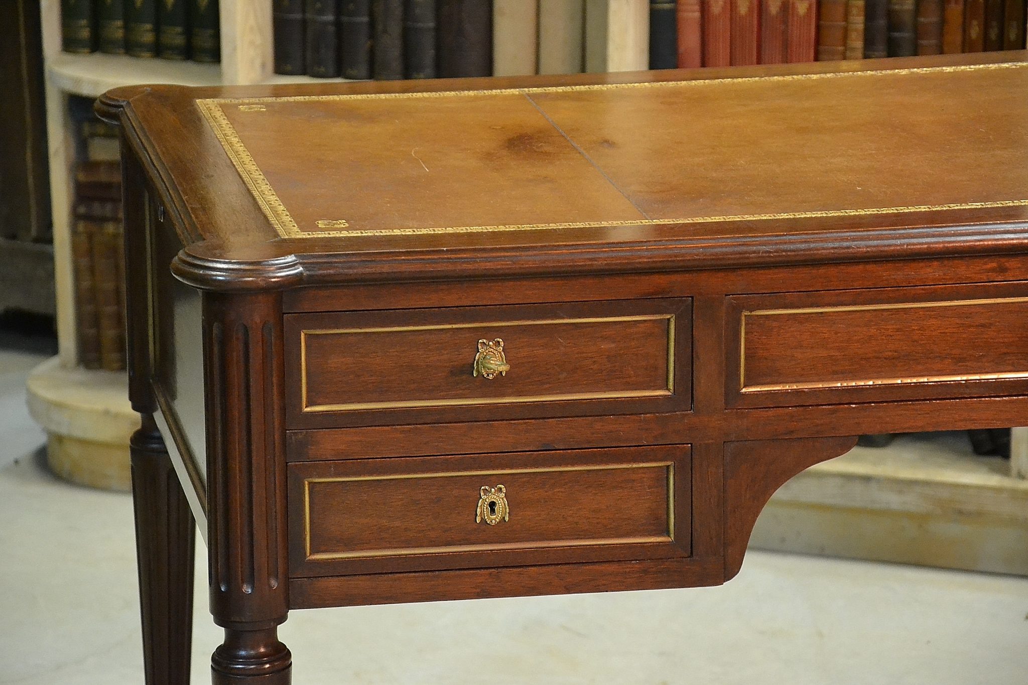 Bureau plat de style Louis XVI en acajou - Rennes Antiquités