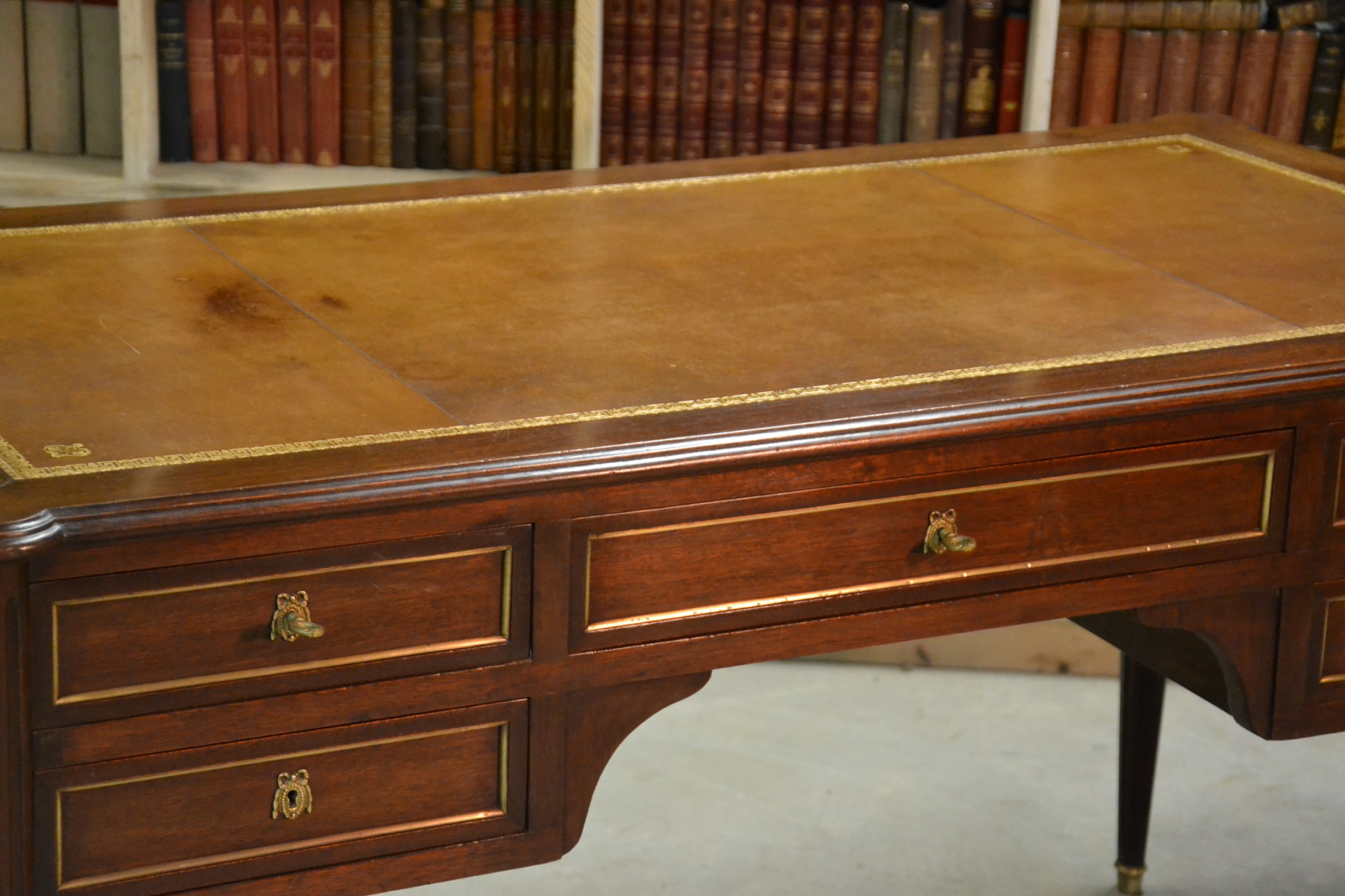 Bureau plat de style Louis XVI en acajou - Rennes Antiquités