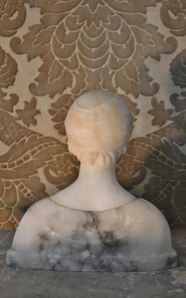 Buste en marbre et albâtre d’une jeune femme au turban signé PUGI ...