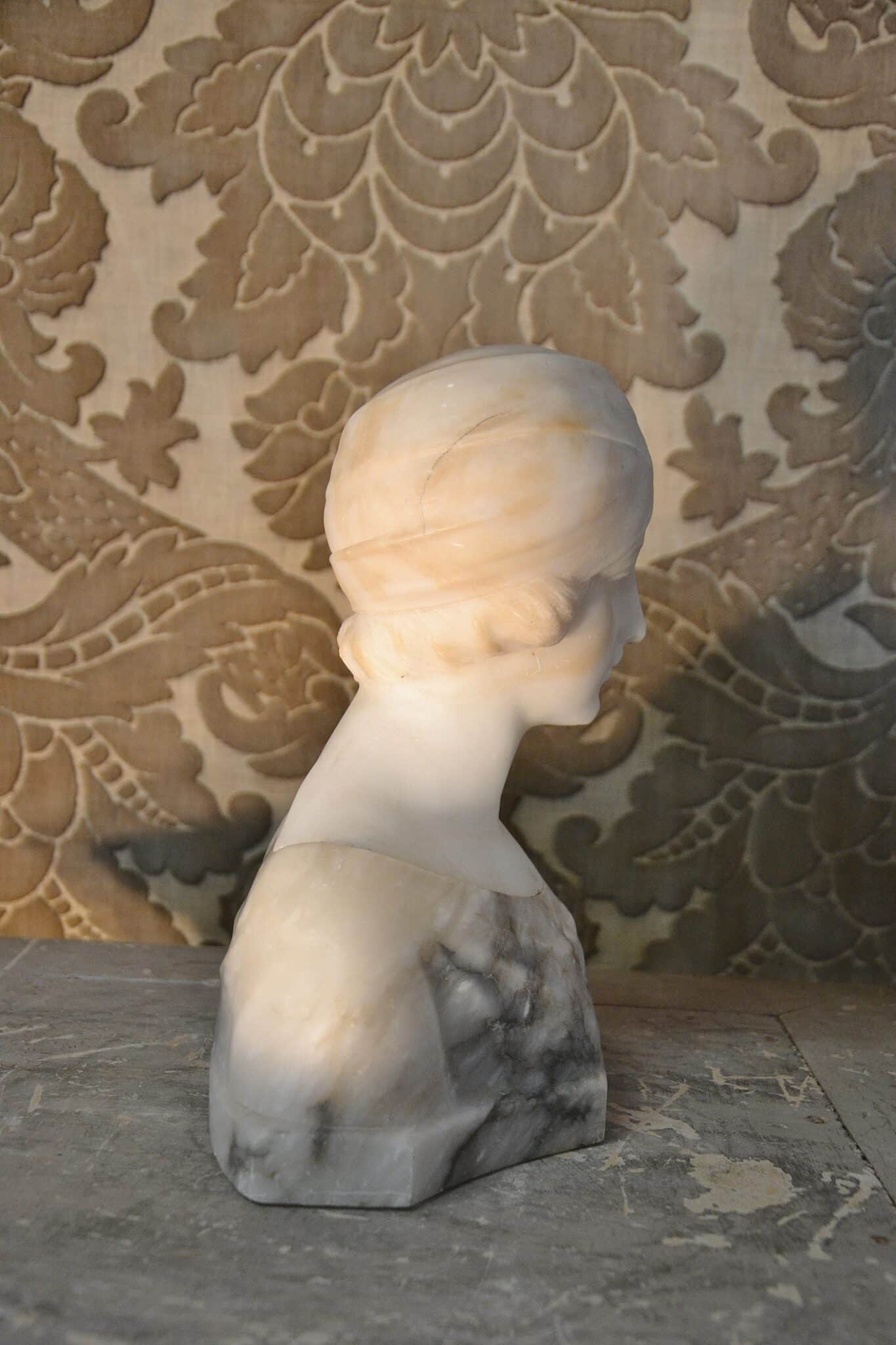 Buste en marbre et albâtre d’une jeune femme au turban signé PUGI ...